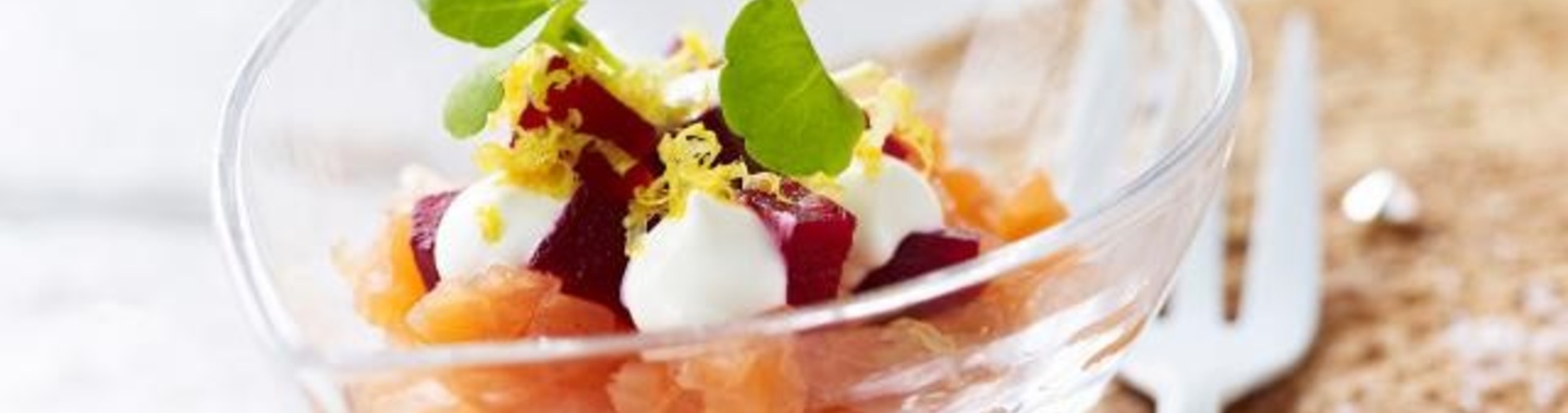 Gerookte zalm hapje met rode biet | Wit-Gele Kruis